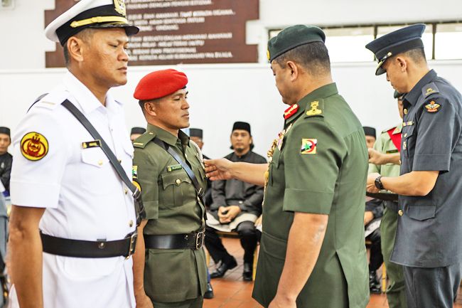 Medals conferred on 500 in-service, retired Royal Brunei Armed Forces ...