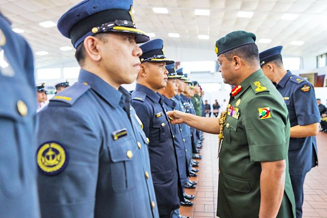 Medals conferred on 500 in-service, retired Royal Brunei Armed Forces ...