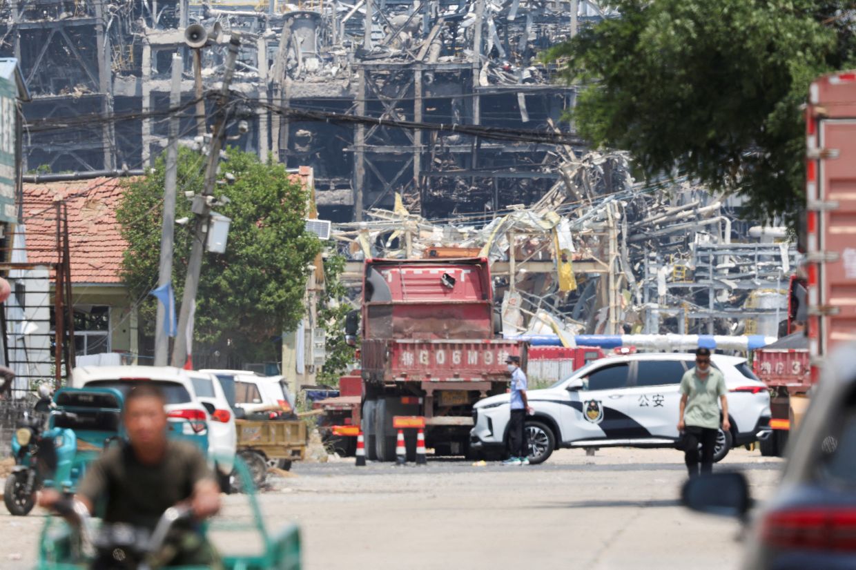 Residents pick up the pieces one day after deadly China chemical blast ...