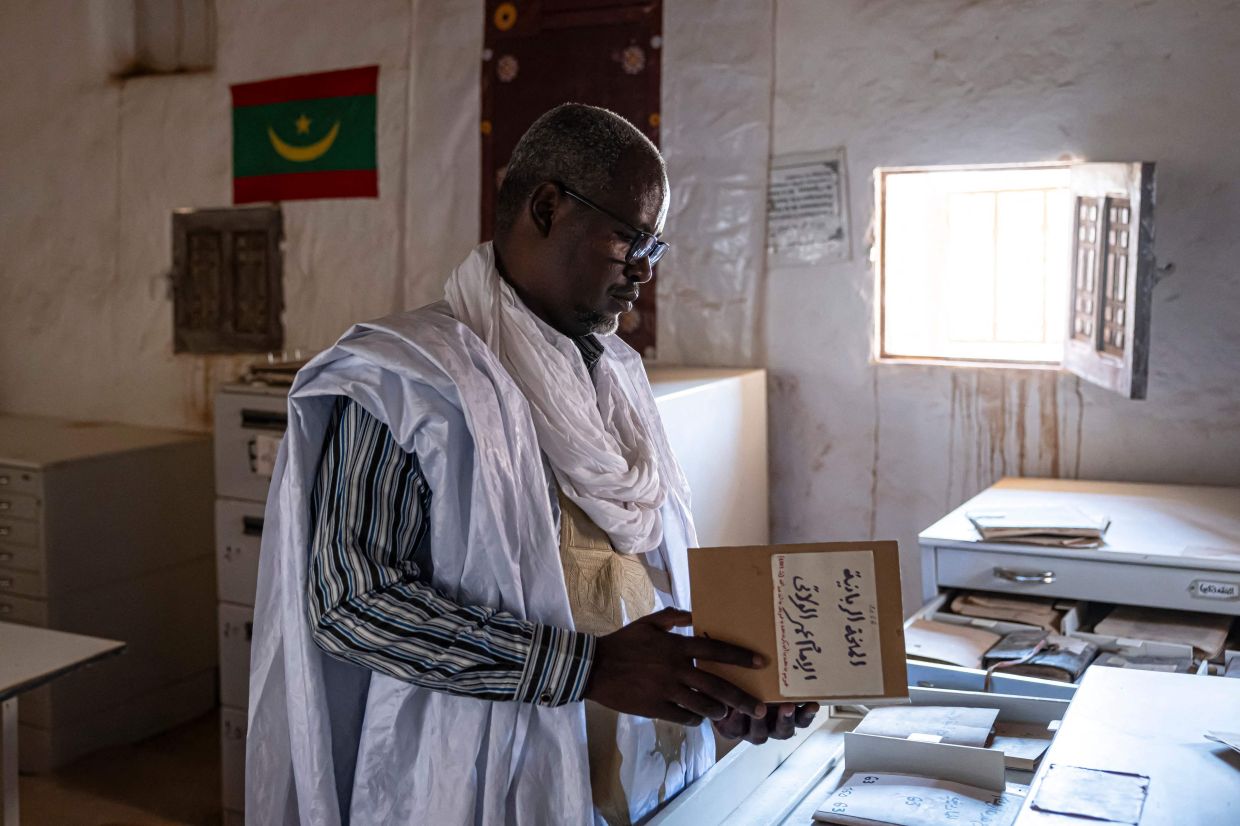 Encroaching Sahara puts centuries-old town and manuscripts at risk ...