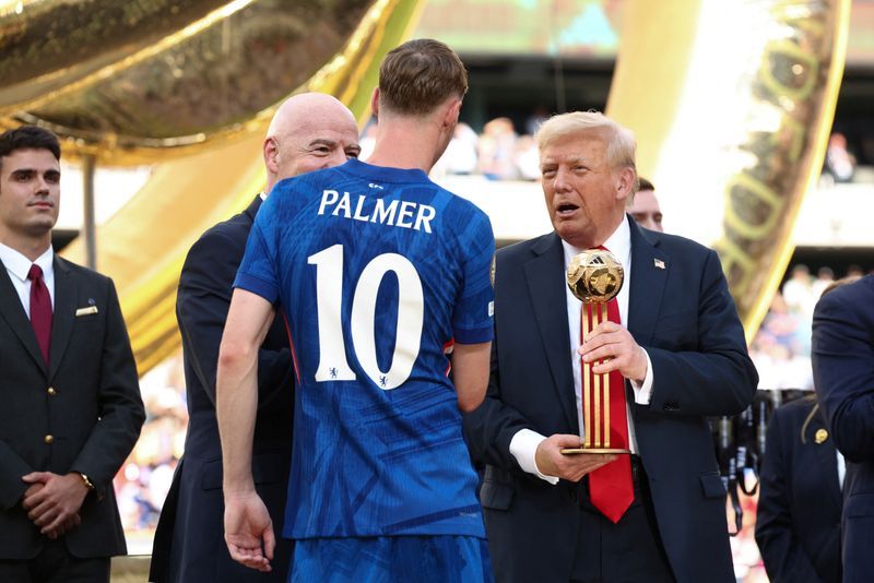 Football: Trump pays homage to soccer greats, met with boos, cheers from Club World Cup crowd ...