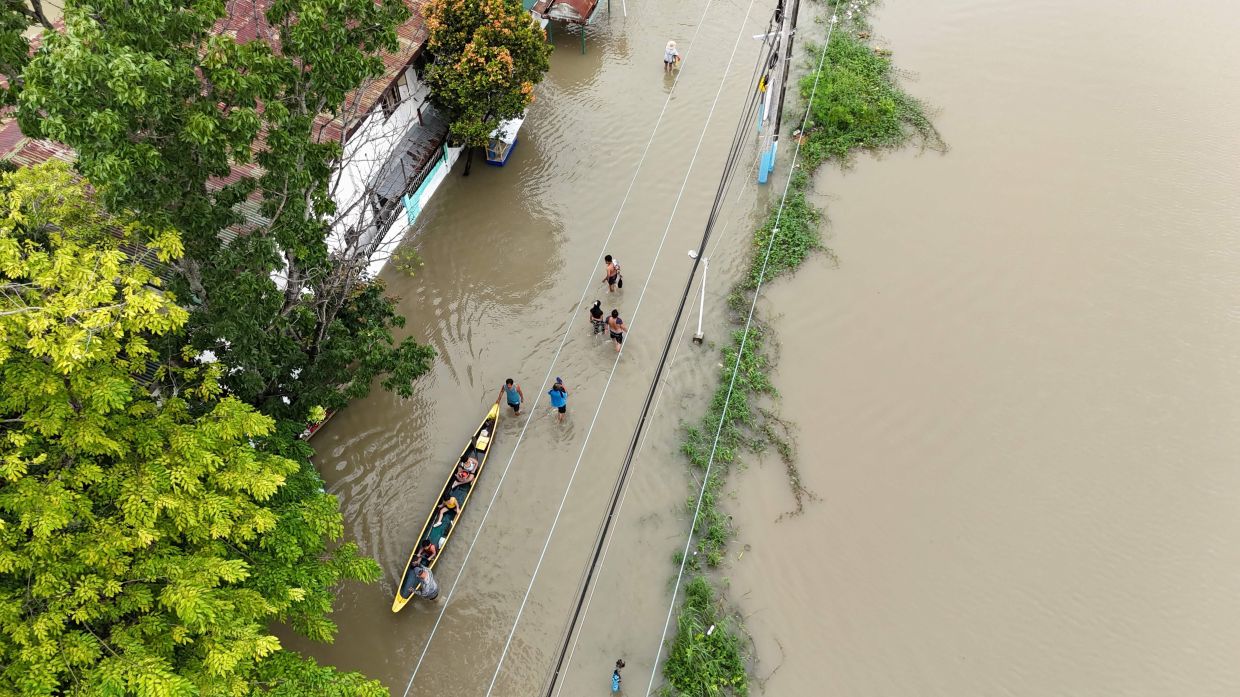Boats bring food, safe passage for Philippine flood victims | The Star