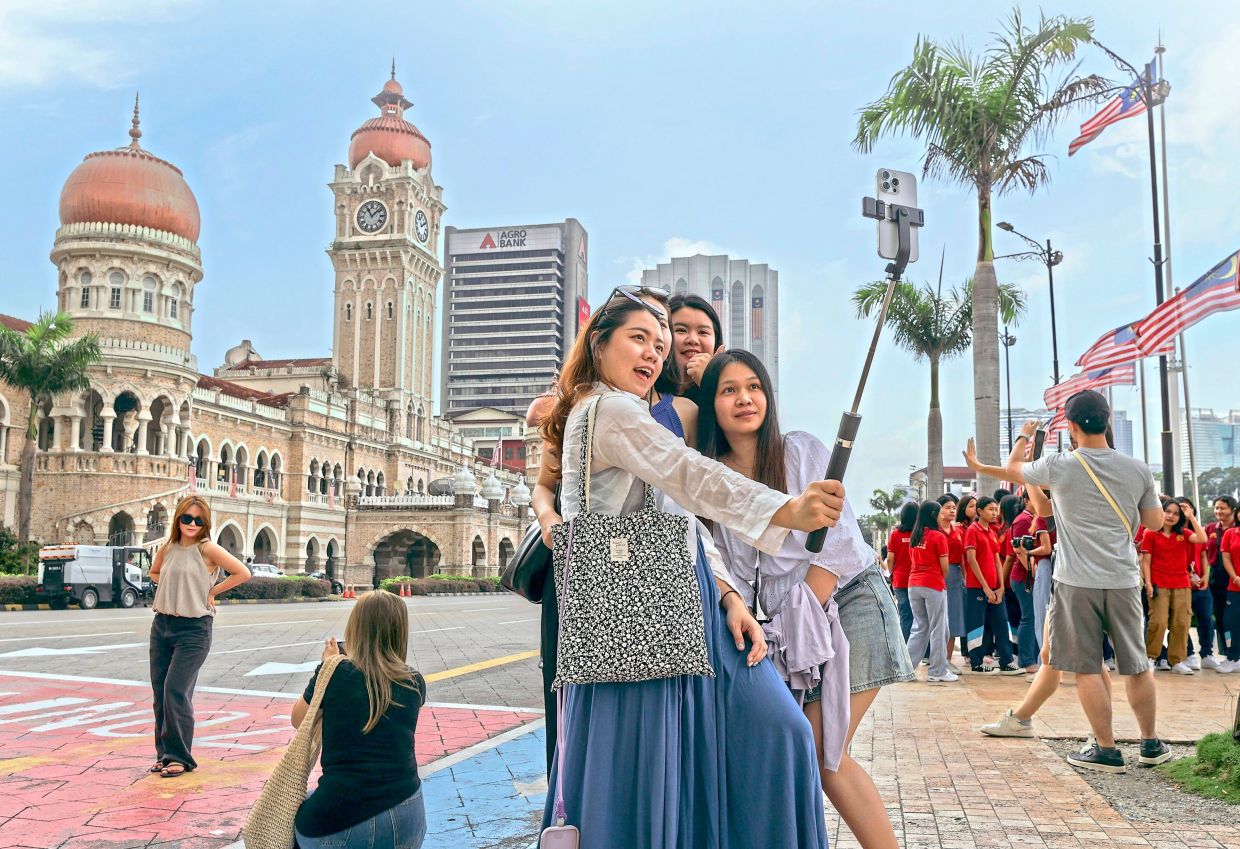 Tourists lend ringgit a hand | KLSE Screener