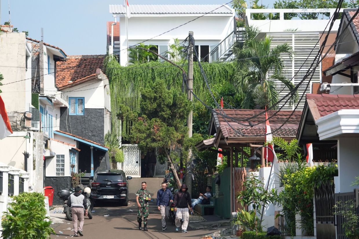 Jakarta protesters storm, loot homes of lawmakers as anger continues on ...