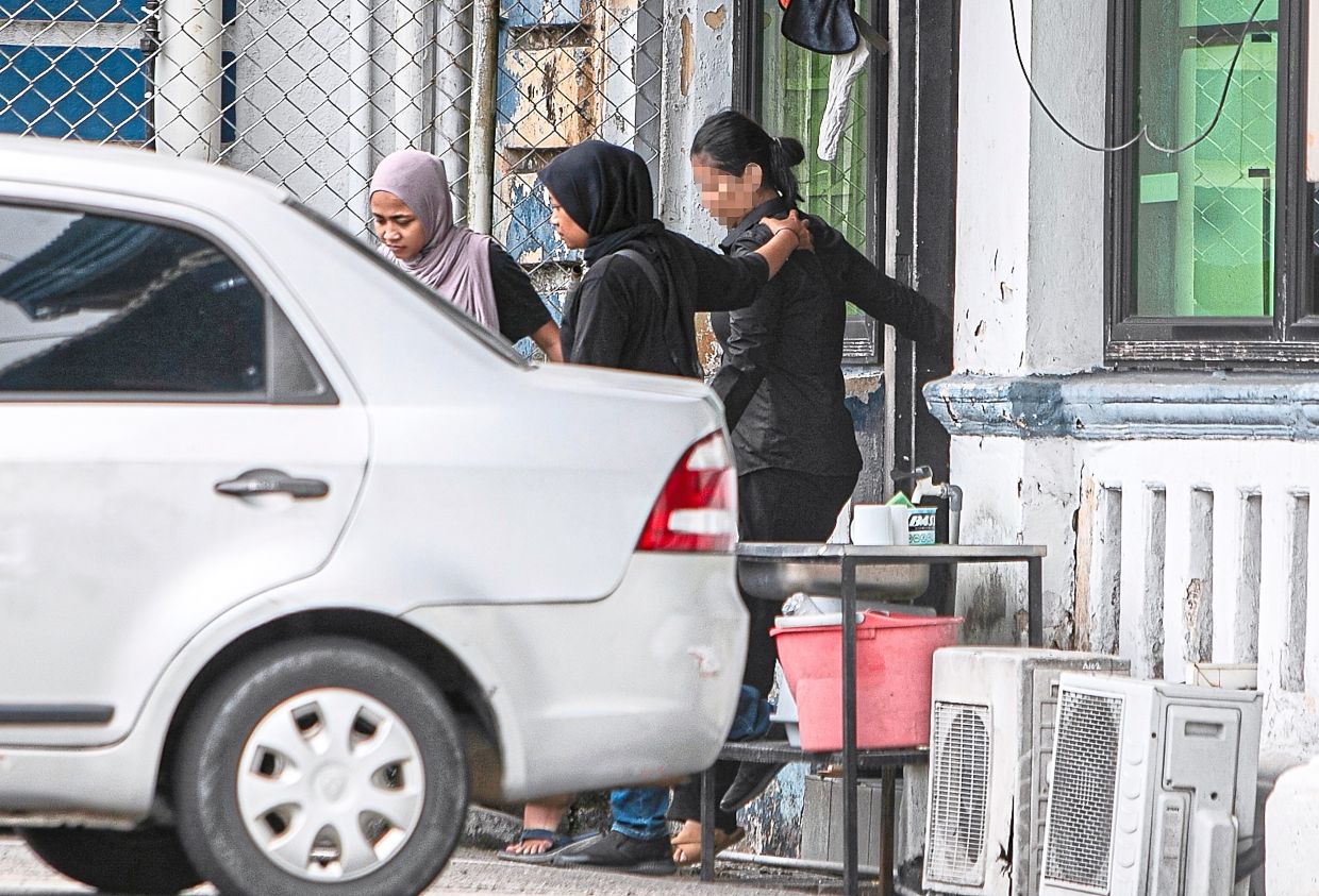 Woman who rushed Perak Ruler remanded | The Star