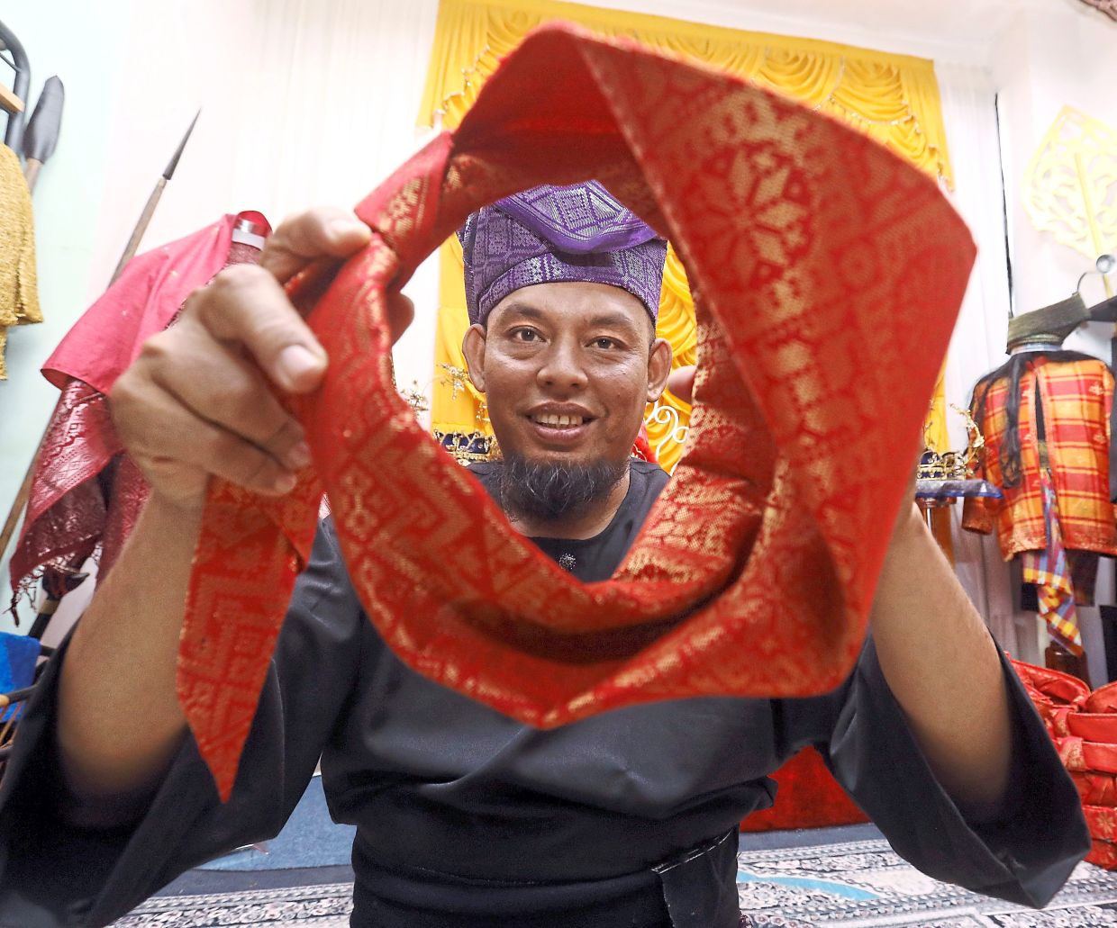 Malaysian quits job as a nurse to make tanjak, a traditional Malay male ...