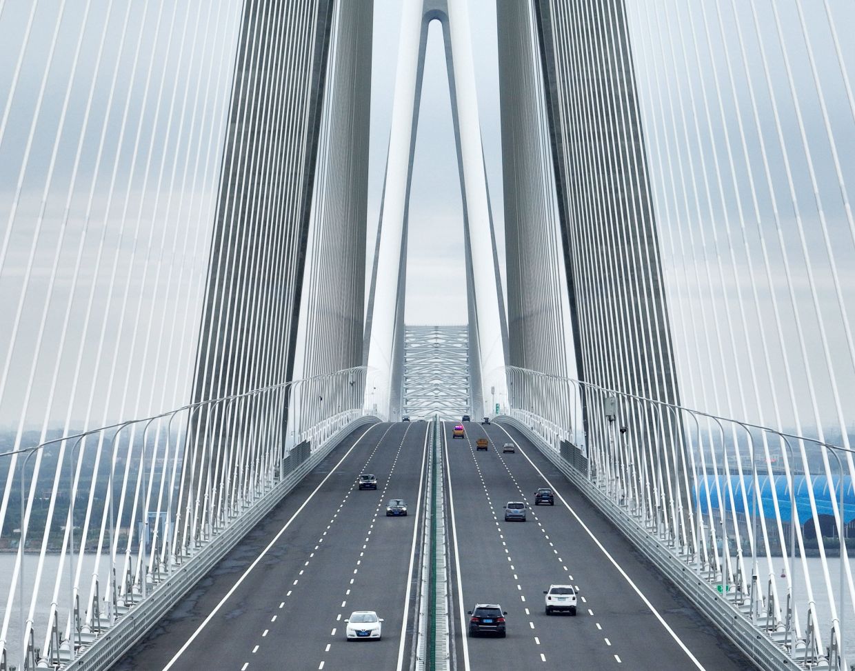 China builds record-smashing mega bridge with technology never seen ...