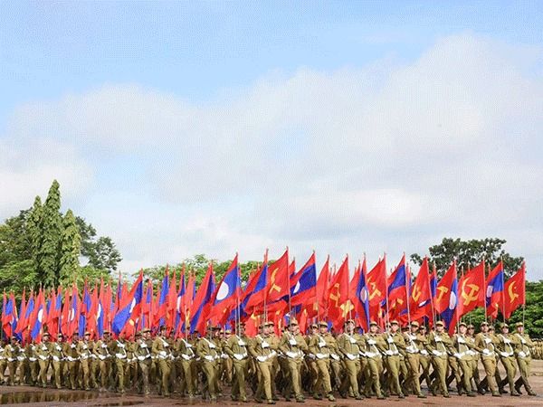 Lao army conducts parade practice for 50th anniversary of National Day ...