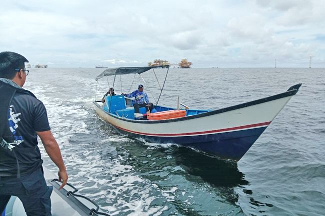 Three Bruneians nabbed for safety zone encroachment of an oil platform ...