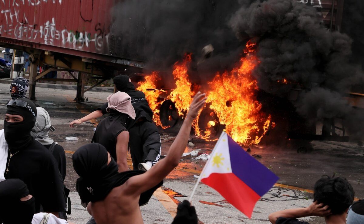One dead in stabbing after Manila anti-corruption riot | The Star