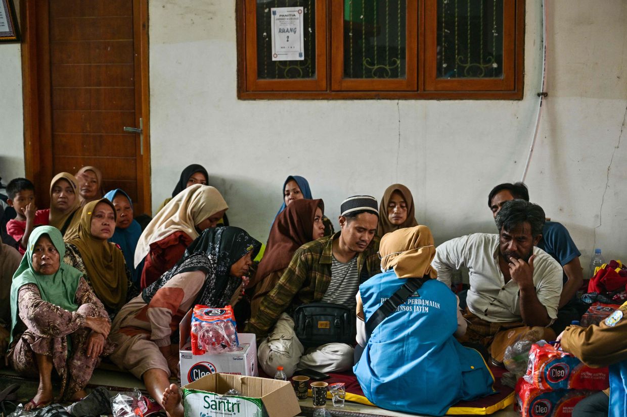 Relatives weep for scores of missing children after deadly Indonesia ...