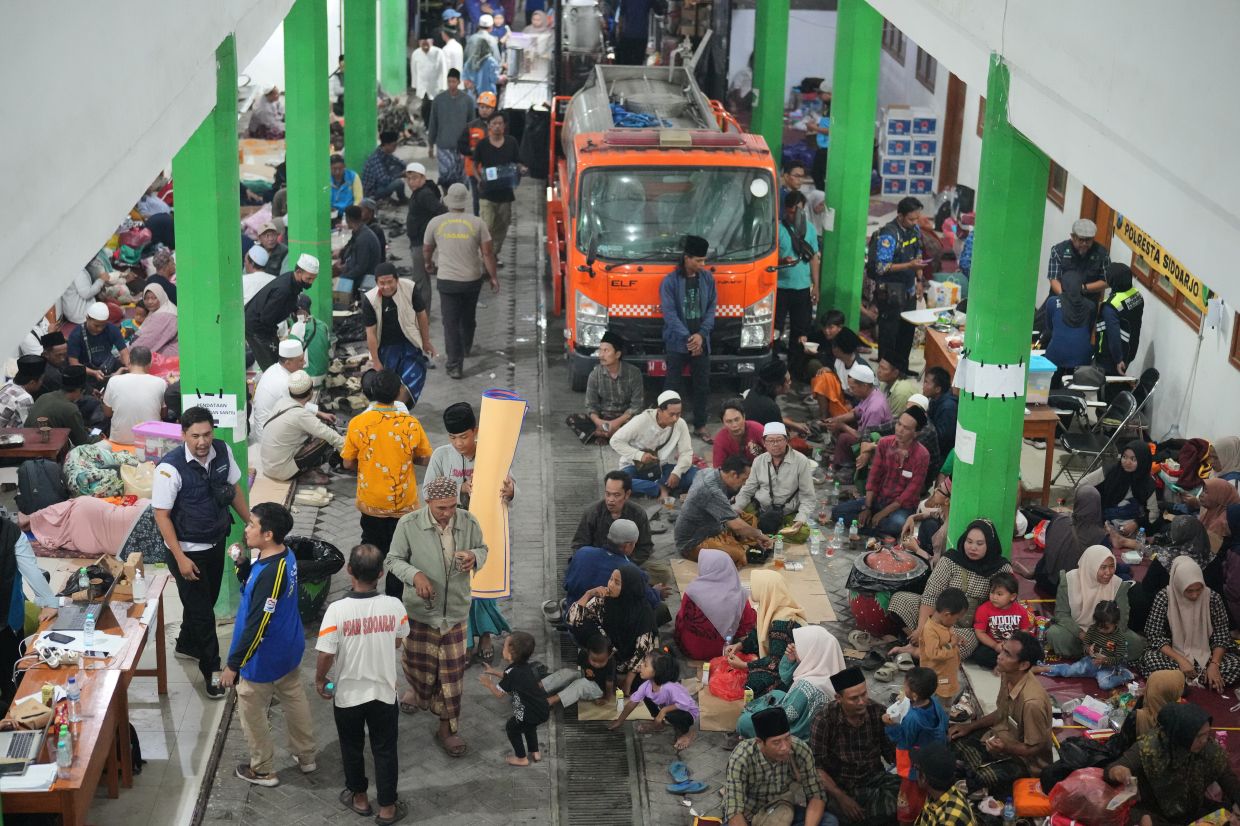 Five survivors pulled from Indonesia school collapse as rescuers race ...