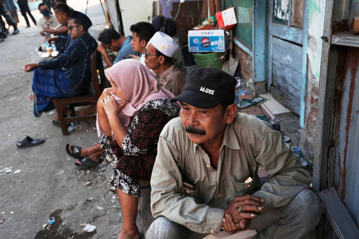 59 people still trapped under collapsed Indonesian school | The Star