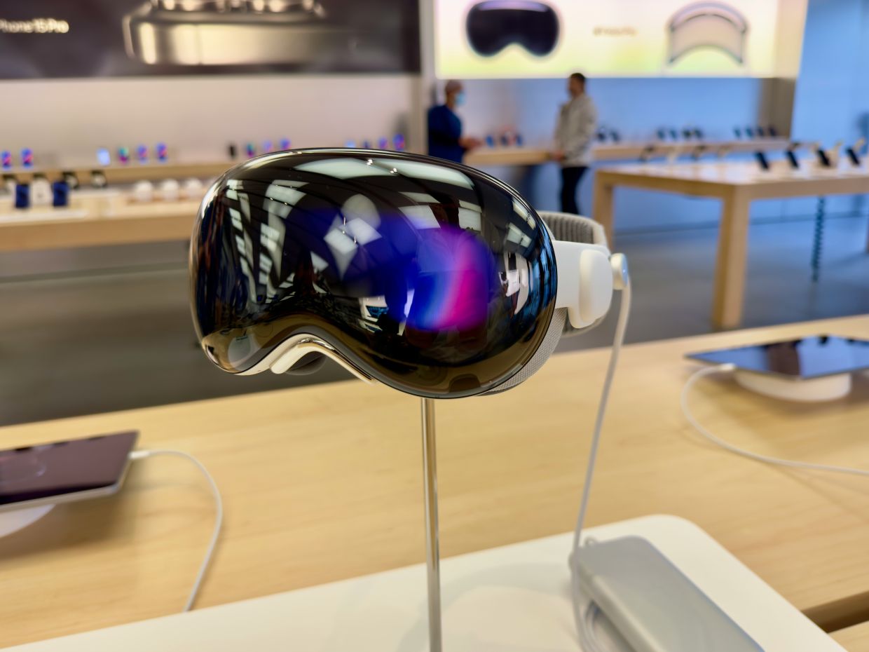 Apple shelves Vision headset revamp to prioritise Meta-like AI glasses ...