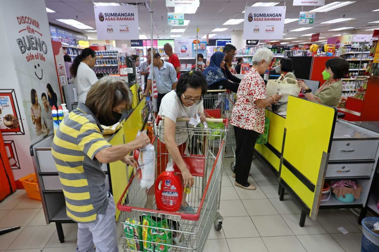Experts: Rising cost of living dampens income gains | The Star
