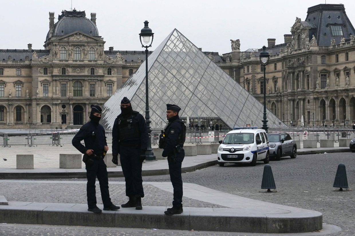 Gone in 7 minutes: thieves strike Louvre museum in Paris in daring ...