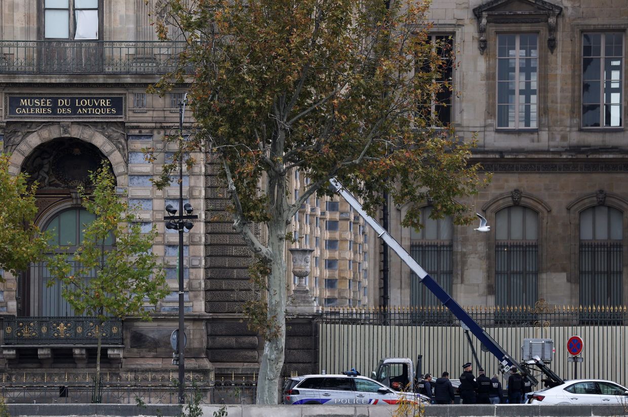 Power tool-wielding robbers flee Louvre with 'priceless' jewels | The Star