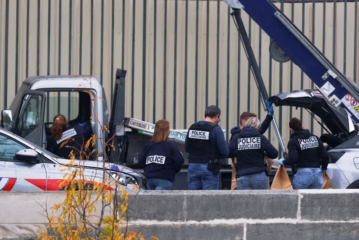 Power tool-wielding robbers flee Louvre with 'priceless' jewels | The Star