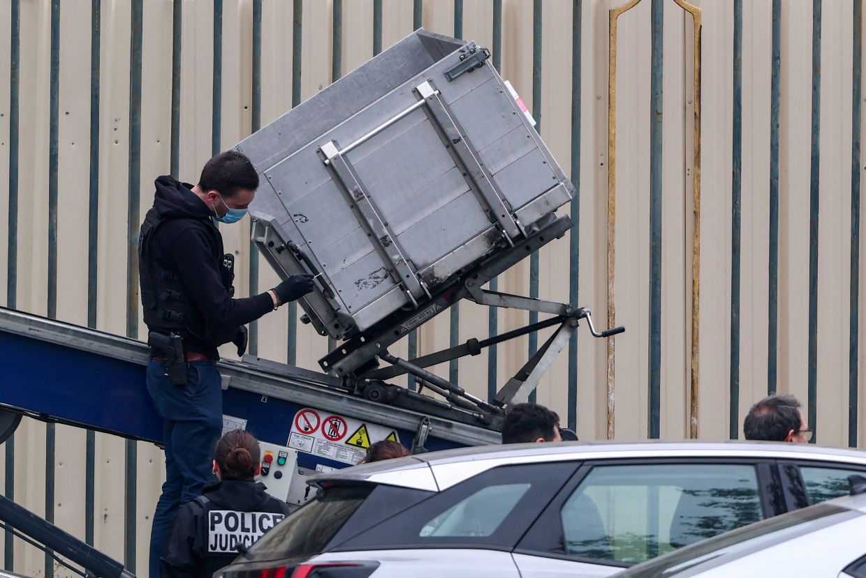 Power tool-wielding robbers flee Louvre with 'priceless' jewels | The Star