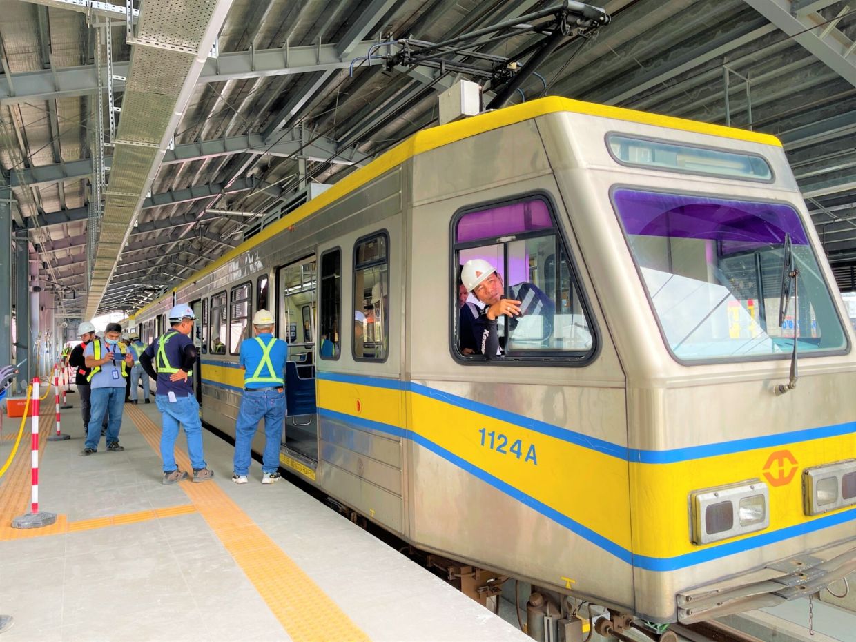LRT-1 train in Manila unloads after smoke emanates from passenger's ...