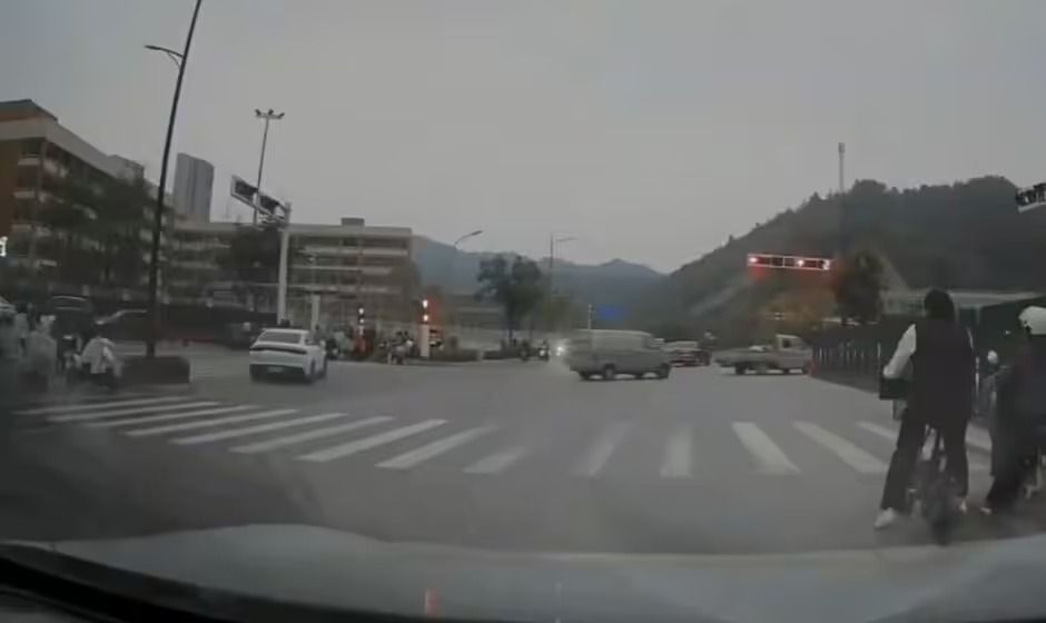 Horrific car crash outside Chongqing Road Primary School in Shiyan ...