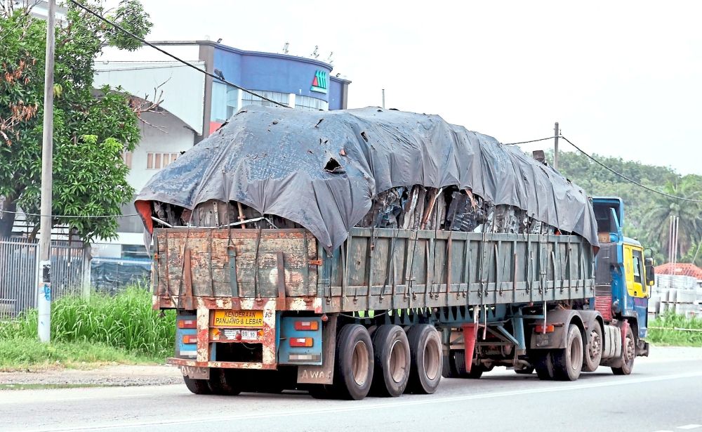 Lorries breaking their limits – and terminal grounds | The Star