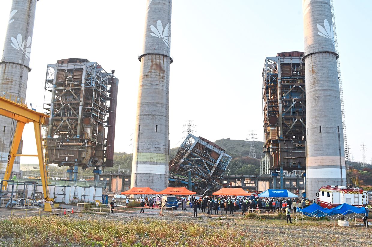 Boiler tower fall kills three | The Star