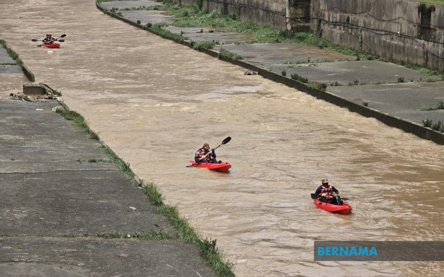 High river level hampers search for man swept away near Saloma Link ...