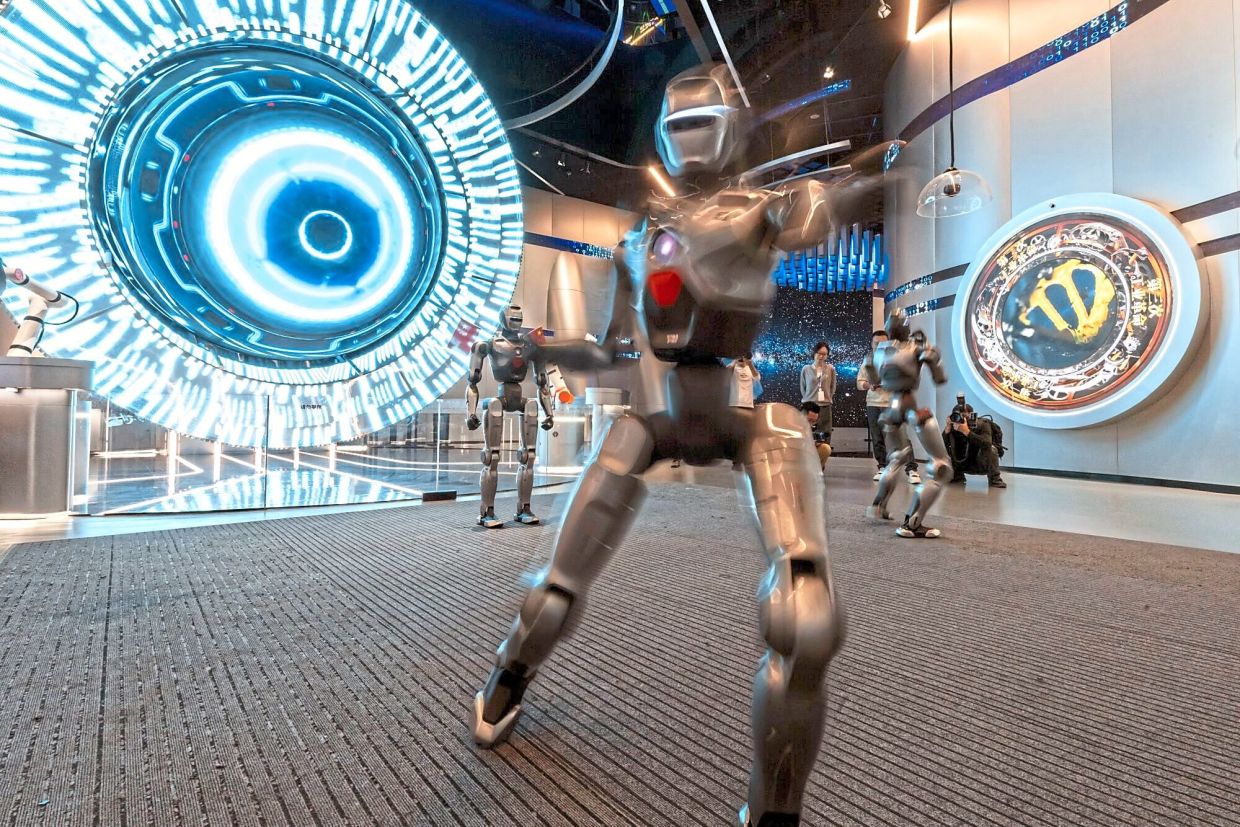 Humanoid robots to guide crowds at border crossings | The Star