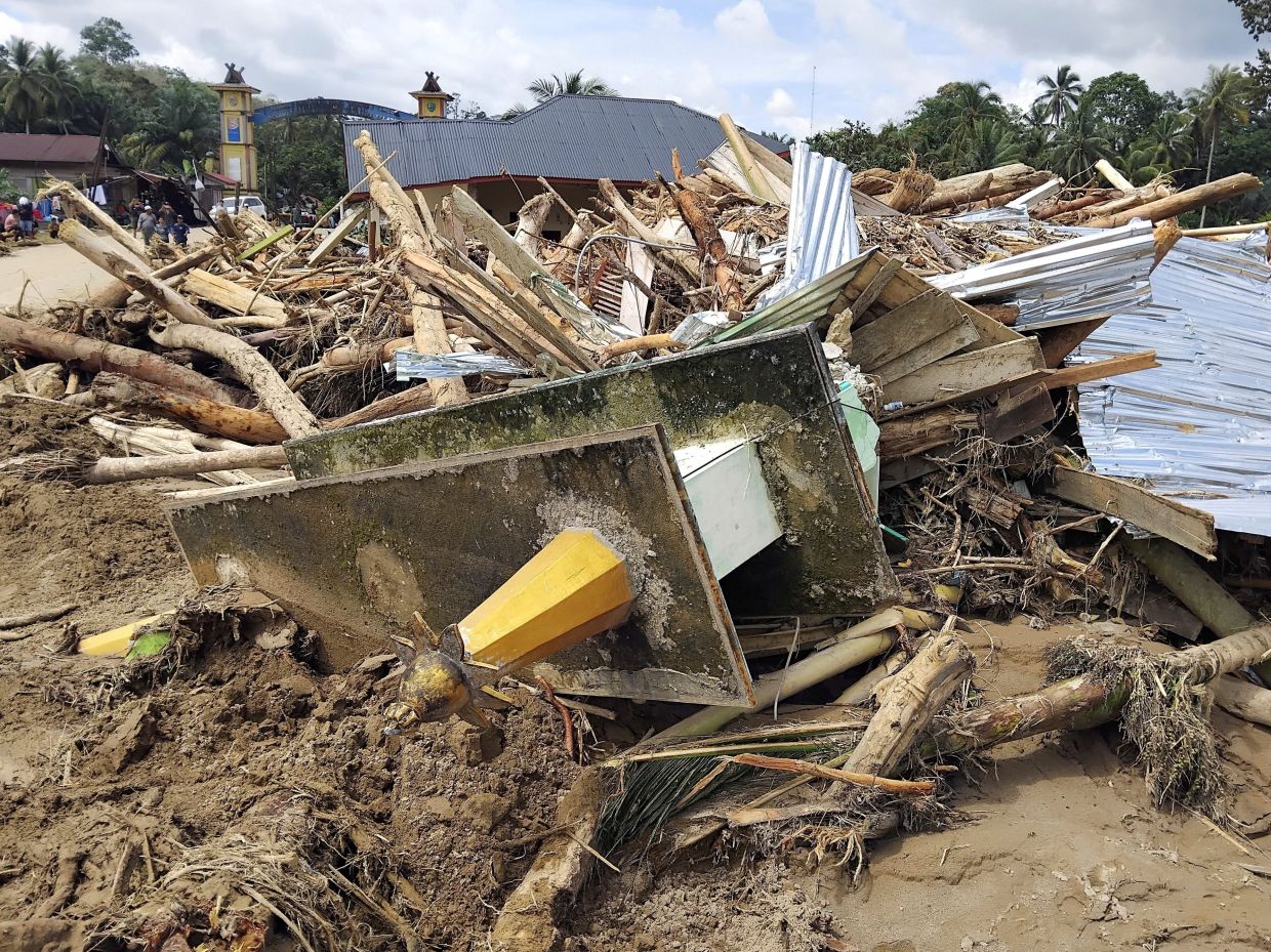 Thailand and Indonesia begin clean-up after massive floods kill ...
