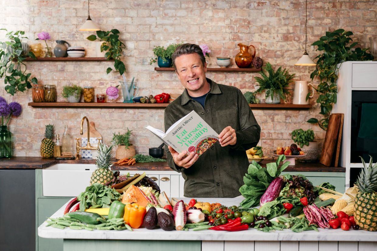 Celebrity chef Jamie Oliver revives Italian chain in Britain, 6 years ...