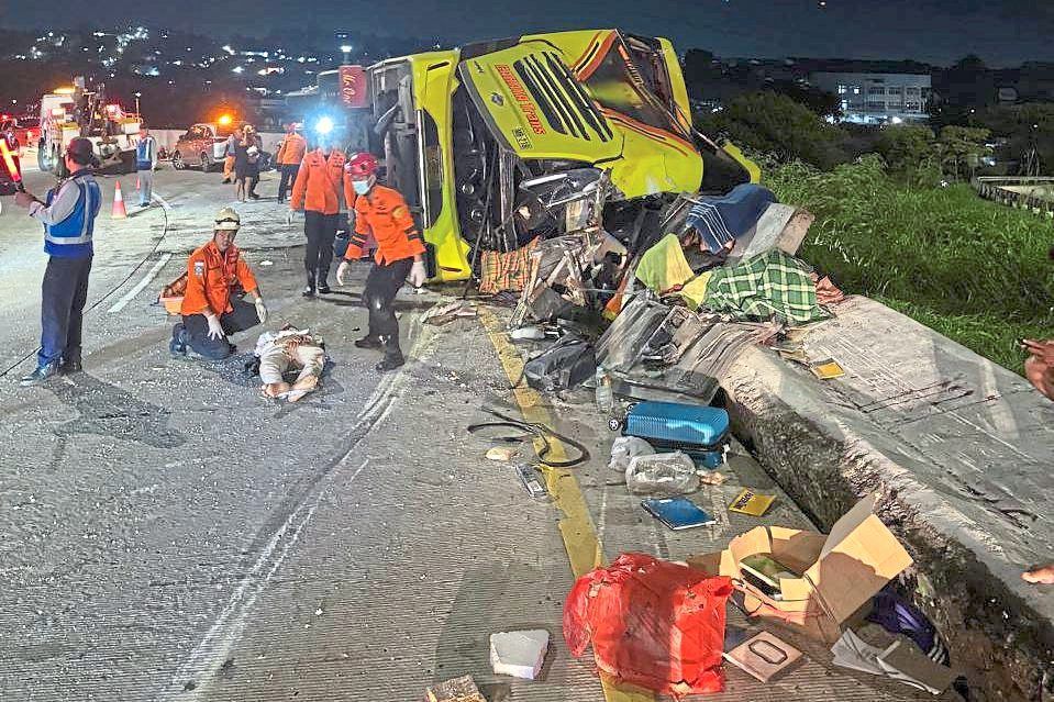 Passenger bus crash kills at least 16 people | The Star