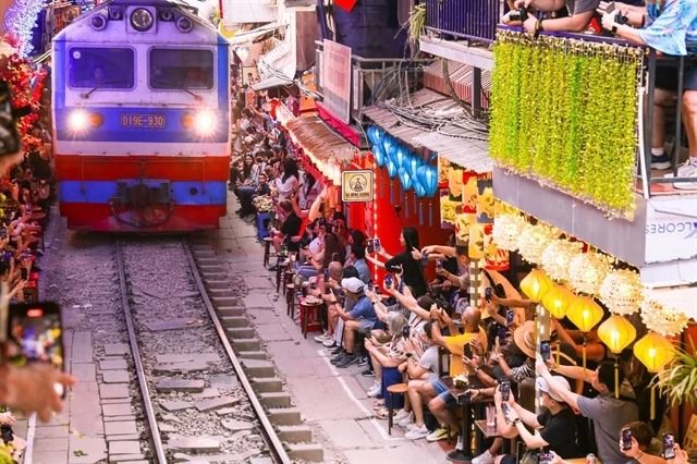 Hanoi proposes halting passenger trains through the famous ‘railway ...