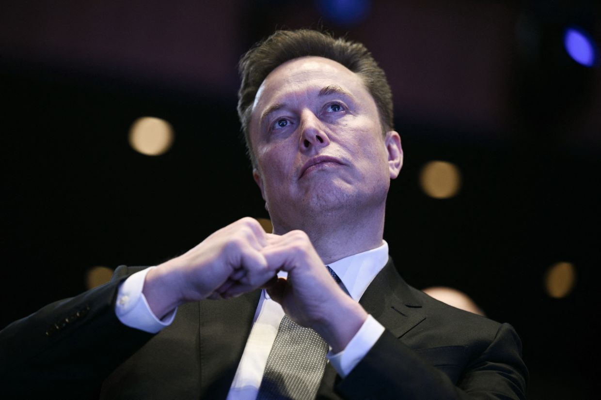 Elon Musk threatens to sue Ashley St Clair, the mother of his son, for ...