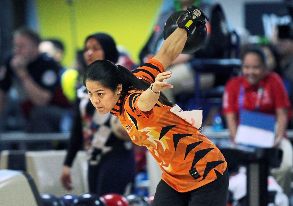 Bowling: Three-time world bowling champion Esther Cheah retires | The Star