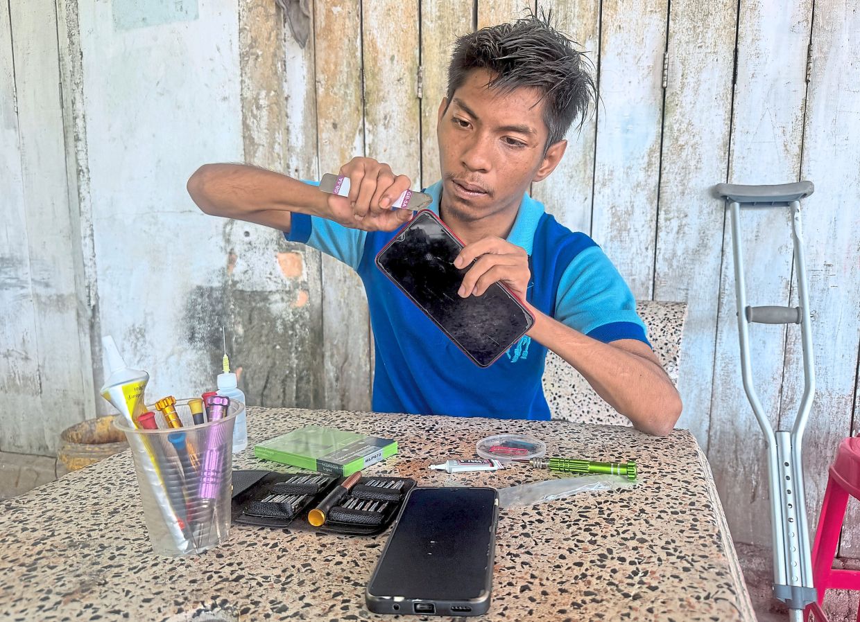 Repairing his future, one mobile phone at a time | The Star