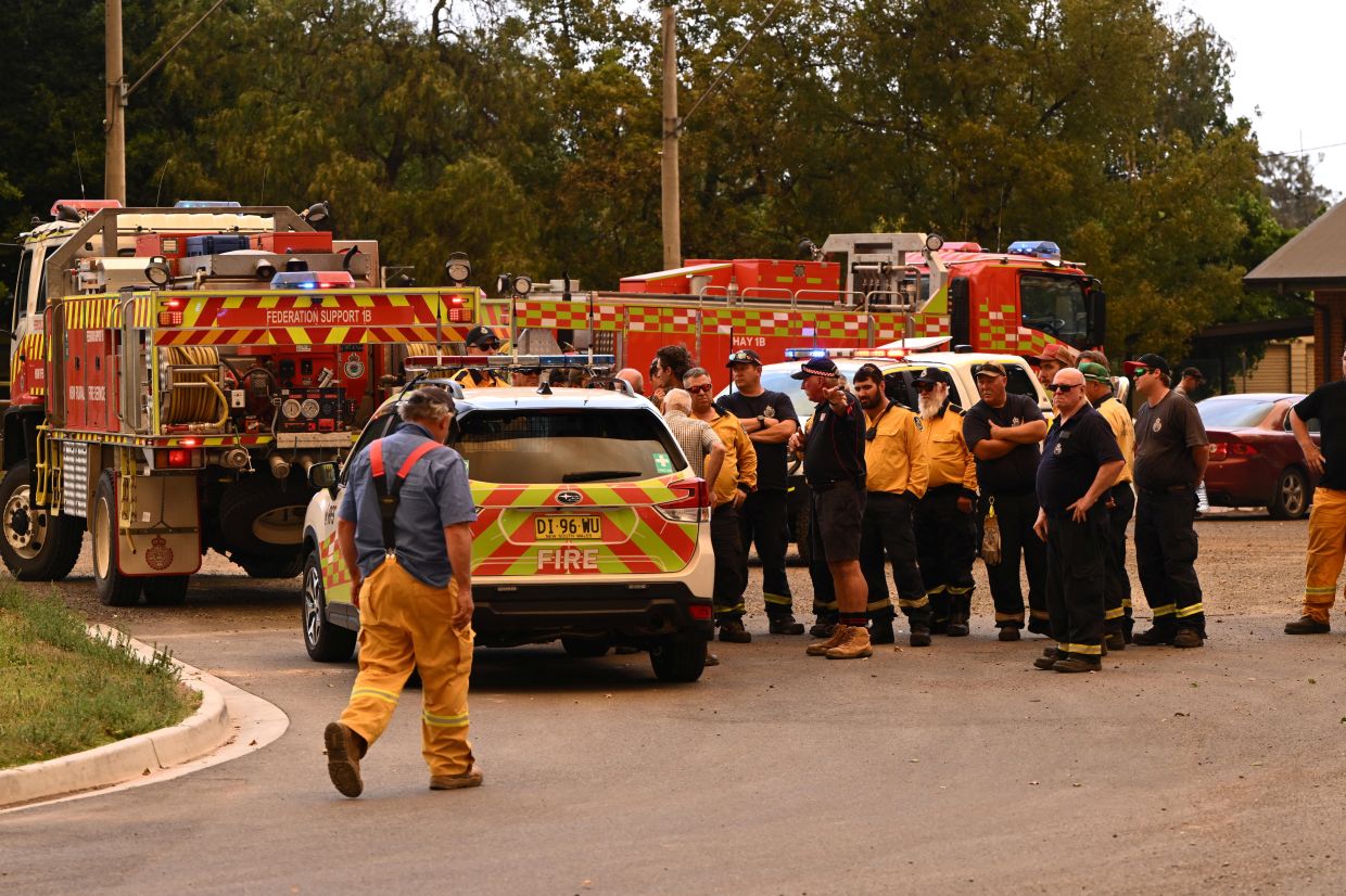 Record-breaking Australia heatwave fuels bushfires, cuts power to ...