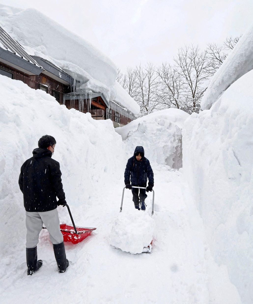 Deadly snow buries north | The Star