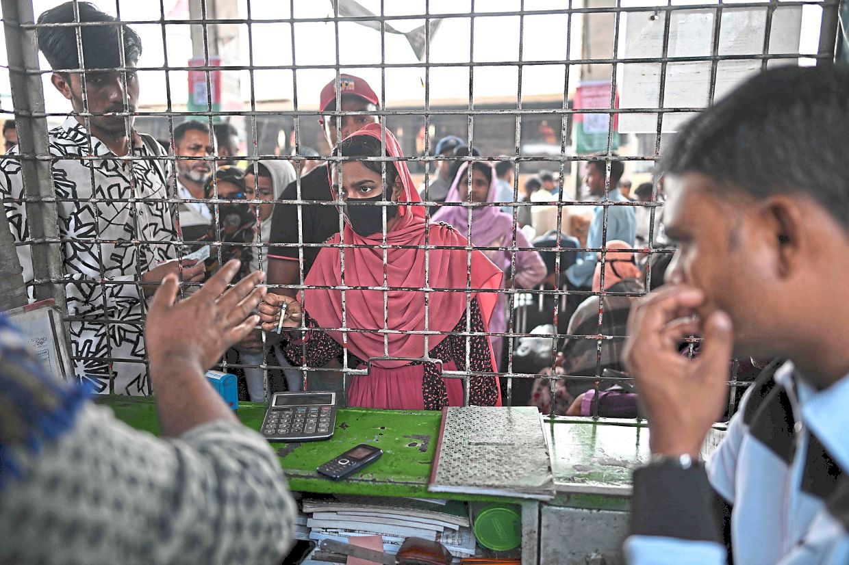 Dhaka torn between two giants | The Star