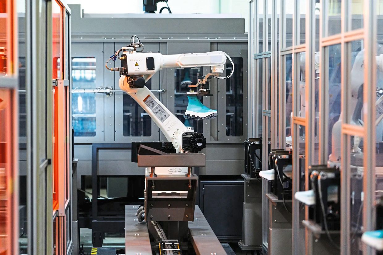 Robot factory ‘On’ in S. Korea | The Star