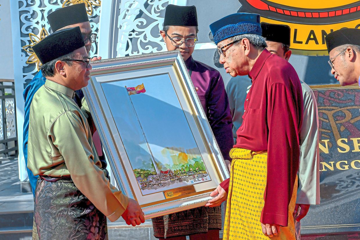 Sultan Sharafuddin witnesses flag-hoisting ceremony | The Star