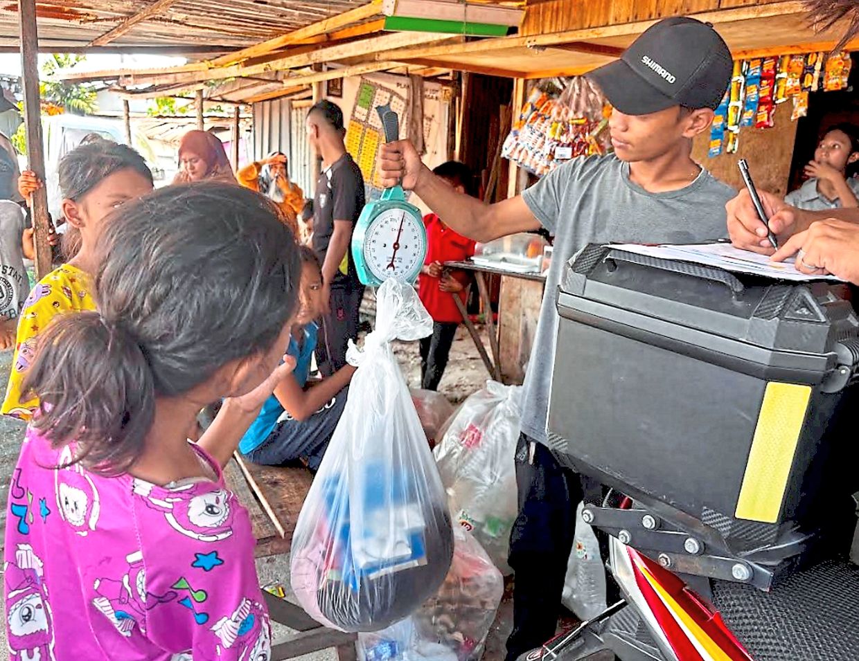 After years, Semporna water village gets waste disposal system | The Star