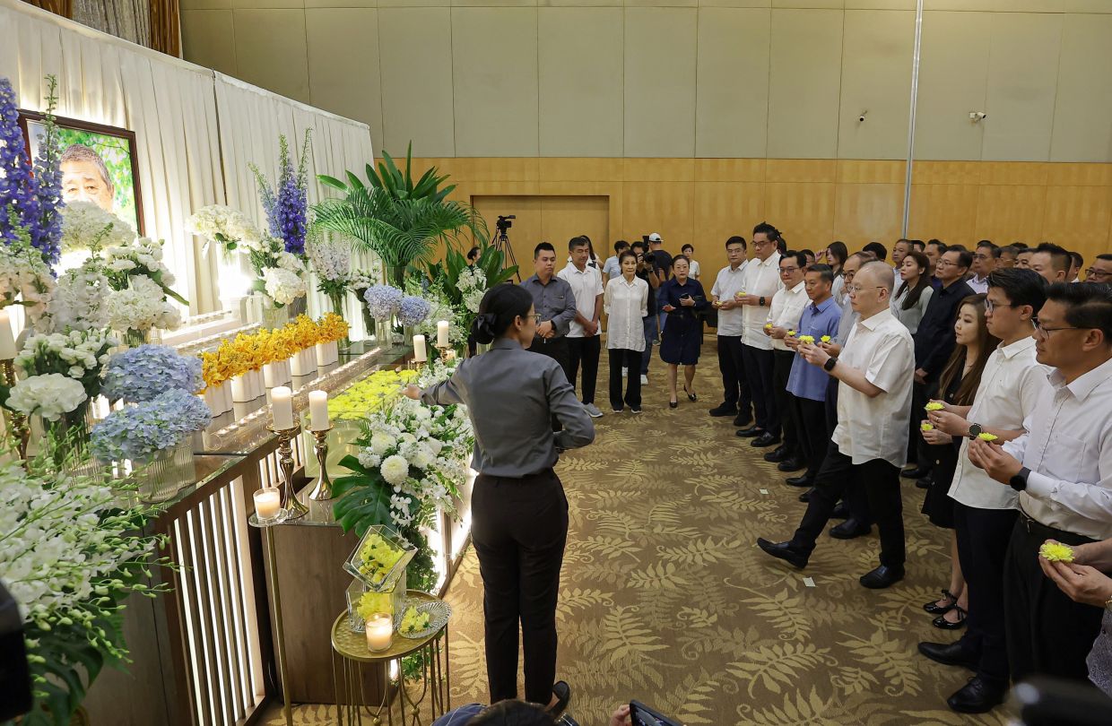 Dr Wee leads MCA delegation to pay final respects to Ling | The Star