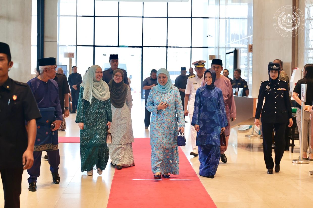 Queen celebrates Hari Raya with 100 cancer fighters | The Star