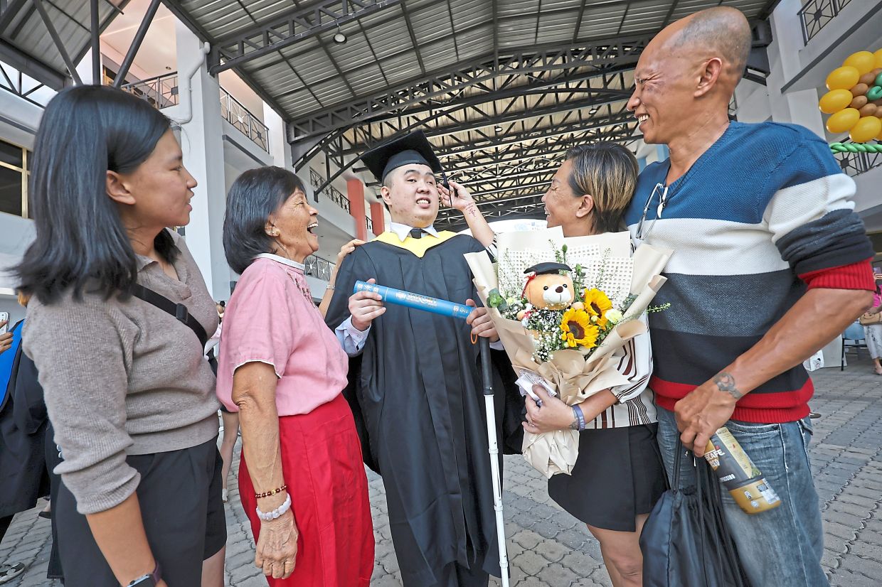 Blind graduate earns his degree | The Star
