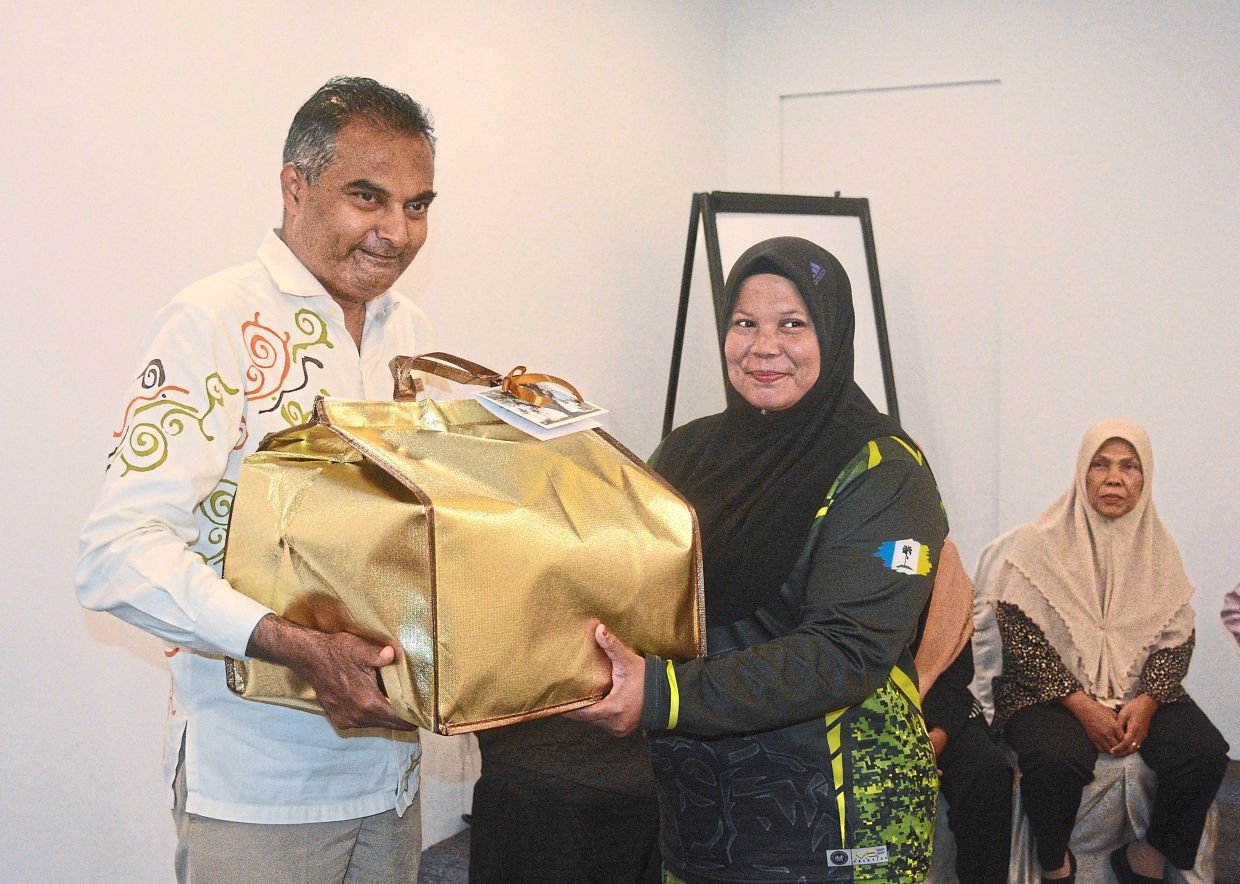 Resorts lend helping hand to Batu Ferringhi fire survivors | The Star