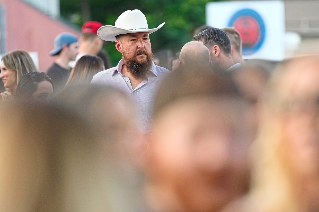 'Tall Tour' in US brings together hundreds of very tall people for meet ...