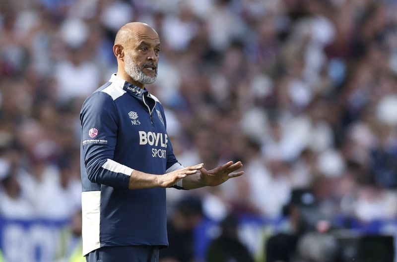 Football: Soccer-West Ham stick with Espirito Santo despite relegation ...