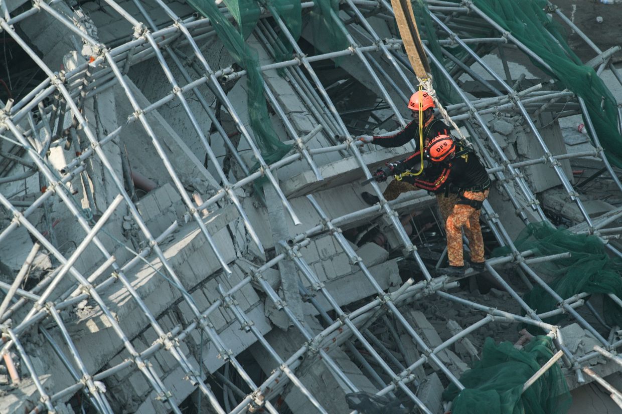 Four more bodies retrieved from rubble of collapsed Philippine building ...